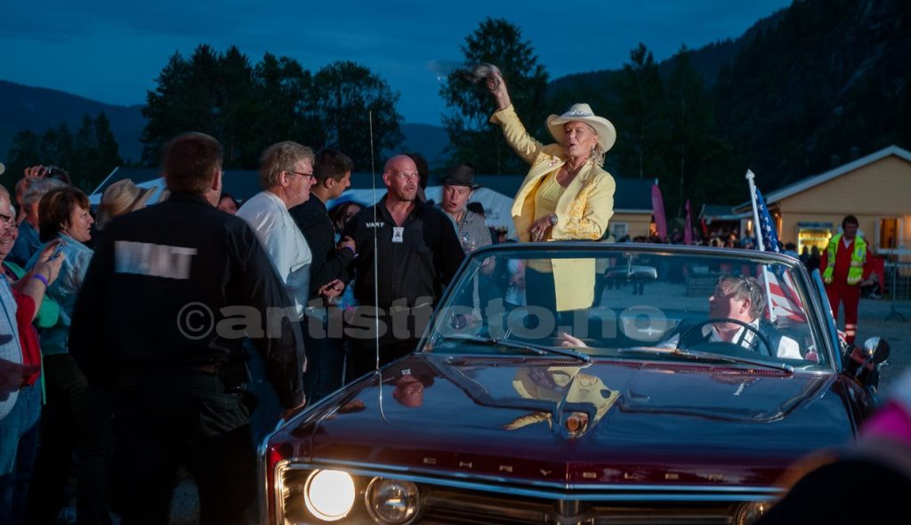 Artistfoto blåser liv i gamle bilder av Lynn Anderson og Arne Benoni ...